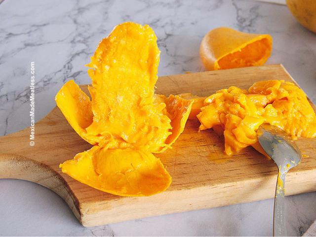 How To Eat A Mango The Easy Way (And Best Ways To Cut) | Mexican Made ...
